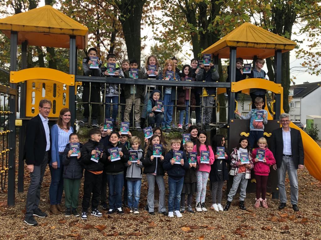 Buchspende für die 3. Klassen über das LLLL-Projekt des Rotary-Clubs